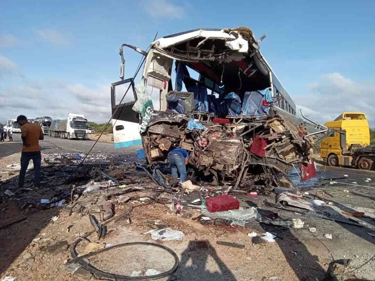 Deadly head-on crash in Zimbabwe leaves 17 dead